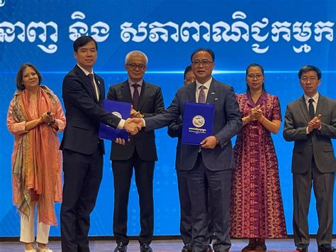 ឧបនាយករដ្ឋមន្រ្តី អូន ព័ន្ធមុនីរ័ត្ន៖ សេដ្ឋកិច្ចកម្ពុជា កំពុងផ្លាស់ពីឧស្សាហកម្មអតិពលកម្ម