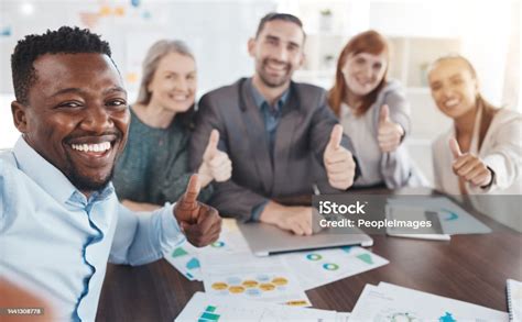 엄지 손가락 팀 성공 및 사무실 직원 팀의 다양성 행복과 팀워크의 동기 부여 감사합니다 우승자 및 예 비즈니스 근로자의 손 기호는 협업 및 기업 목표를 수행하는 미소입니다