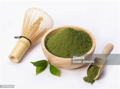 유기농 녹차 잎과 흰색 배경에 분리 된 일본 와이어 털을 곁들인 그릇에 말차 녹차 분말 전통적인 스타일로 건강을위한 자연에서 나온 유기농 제품 마카차에 대한 스톡 사진 및