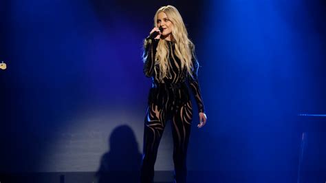 Country Music Star Kelsea Ballerini Hit In The Face During A Concert