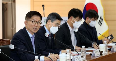 자문단과 화물연대 파업 관련 논의하는 김문수 위원장