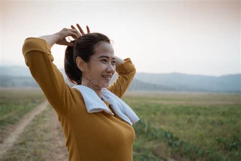 Linda E Bonita Mulher Amarrada O Cabelo Foto De Stock Imagem De Ativo