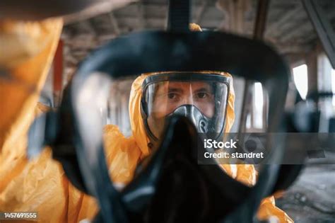 인공 호흡기를 통한 1 인칭보기 종말 이후의 건물 폐허에서 화학 보호복을 입은 남자 호흡용 마스크에 대한 스톡 사진 및 기타 이미지 호흡용 마스크 20 24세 개체