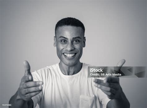 잘생긴 충격 아프리카계 미국인 남자의 초상화 좋은 소식을 듣거나 놀 랍 고 행복 한 얼굴로 큰 성공을 쾌활 한 제스처를 만들기 얼굴 표정 인간의 감정과 축 하 감정에 대한