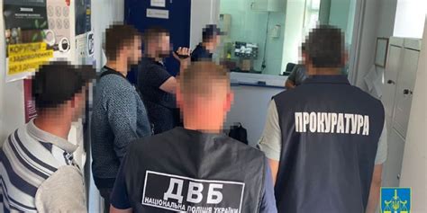 На Львівщині патрульного спіймали на хабарі 1300 доларів