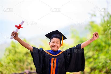 在毕业典礼上，亚洲学生穿着黑色的褶边套装，戴着黑色的帽子，戴着黄色的流苏。