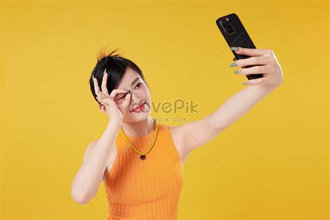 휴대 전화로 셀카를 찍는 아름다운 여자 사진 무료 다운로드 Lovepik