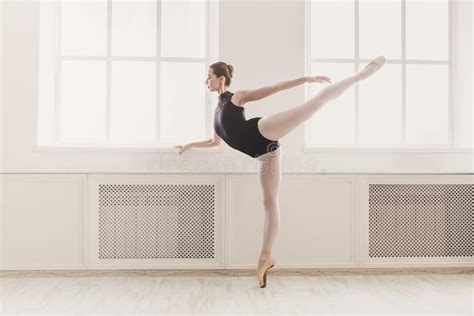 Bailarina Hermosa En La Posición De Ballet Del Arabesque Foto De