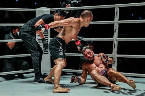 【写真・画像】顔面キックで“ドヤ顔”ポーズが一転→鉄槌流血で悪夢の逆転tko負け 衝撃決着に「えぐい」「これは人気出る」ファン興奮 1枚目
