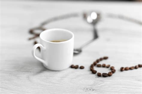 커피 곡물나무 배경에 시계의 형태로 접혀 대신 숫자 7 커피 한 잔 이는 커피를 마시는 시간이의미 아침 커피 시간입니다 0명에 대한 스톡 사진 및 기타 이미지 Istock