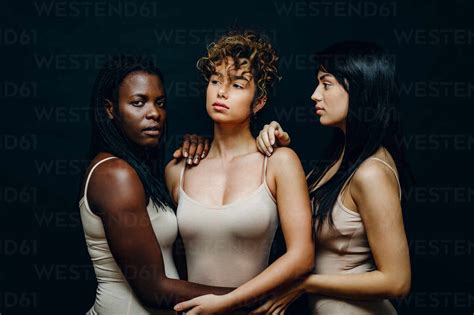 Grupo Multicultural De Hermosas Mujeres Posando En Ropa Interior