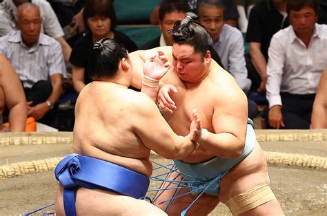＜大相撲秋場所11日目＞攻め合う大の里（左）と琴勝峰（撮影・松永 柊斗） ― スポニチ Sponichi Annex スポーツ