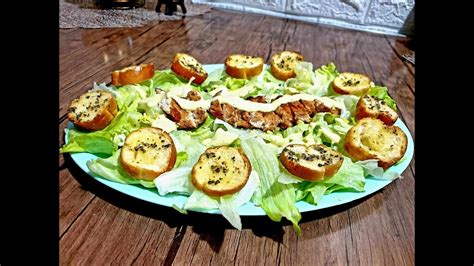 طريقة عمل سيزر سلاد بطعم مميز ومكونات من البيت سلطة Caesar Salad