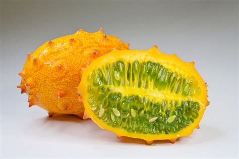 흰색 배경에 세로로 자른 잘 익은 키와노 또는 뿔 멜론 과일의 클로즈업 뿔 달린에 대한 스톡 사진 및 기타 이미지 뿔 달린