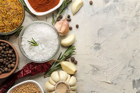 허브와 향신료 가벼운 콘크리트 배경에 다양한 조미료 허브와 향신료 맨 위 보기입니다 텍스트에 대한 장소 여유 공간 보울에 대한 스톡 사진 및 기타 이미지 Istock