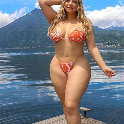Repost From ️ Curvyfashionable ️⁣ ⁣⁣ ⁣⁣ 📸 𝐌𝐨𝐝𝐞𝐥 Superstackedstacy