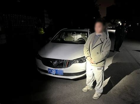 变造车牌又“男扮女装”，男子乔装驾车为哪般？