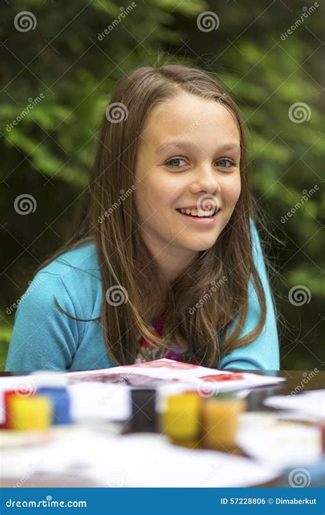 Ritratto Della Bambina Durante Le Pitture Della Pittura Arte Fotografia Stock Immagine Di