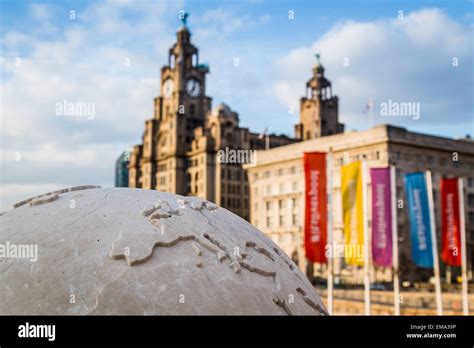 Globus Statue Vor Der Drei Grazien Stockfotografie Alamy