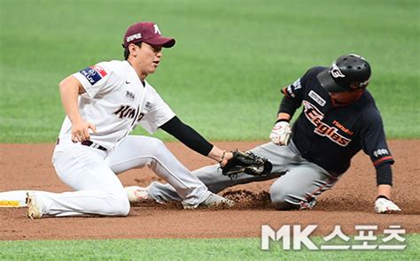 신준우 `정은원 도루 딱 걸렸어` Mk포토 Mk스포츠