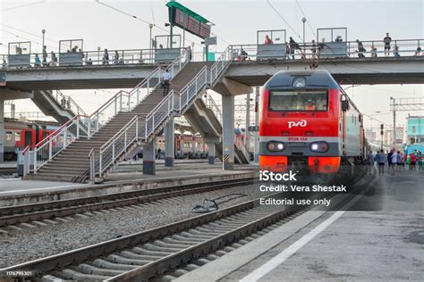 도시 기차역 플랫폼 클로즈업에 여객 열차 마차 트랙에 빨간 전기 기관차 철도 교통 노보시비르스크에서 현대 철도 도로 공공 마차 러시아 객차에 대한 스톡 사진 및 기타 이미지