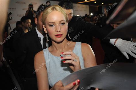 La Actriz Estadounidense Jennifer Lawrence Del Centro Firma