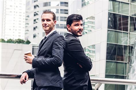 현대 사무실에서 카메라에 자신 있게 찾고 전문 비즈니스 사람들 팀 팀워크 컨셉 기업 비즈니스에 대한 스톡 사진 및 기타 이미지 기업 비즈니스 남자 남자 사업가