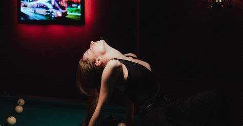 검정 드레스 공 당구 당구대 도시의 드라마틱한 럭셔리 레크리에이션 모델 밤문화 수직 쐈어 스타일 시크한 실내 앉아 있는 약한 빛 어두운 여성