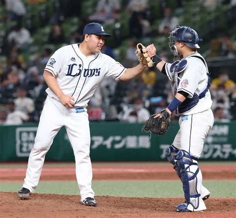 ＜西・神＞9回を抑えた平良は森（右）と喜ぶ（撮影・西海健太郎） ― スポニチ Sponichi Annex 野球