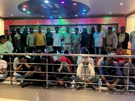 उमरग्यातील डान्स बारवर पहाटे कारवाई९ महिलांसह ३५ जण ताब्यात अर्धा