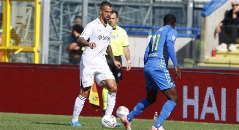 Spinazzola Esce Per Un Attimo Dal Mercato Ngonge Aspetta Che Qualcosa