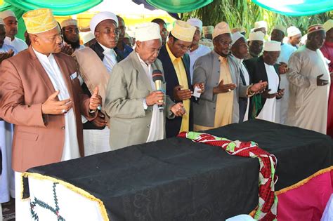 WAZIRI MKUU MAJALIWA ASHIRIKI MAZISHI YA MKE WA SHEIKH MKUU WA TANZANIA