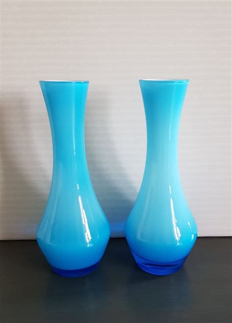 Se produkter som liknar 2 st turkosa glasvaser med vi på Tradera