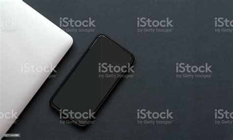 검은 가죽 배경에 검은 화면 스마트 폰과 노트북 컴퓨터의 상단 보기 이미지 배경 주제에 대한 스톡 사진 및 기타 이미지 배경