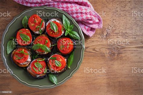 토마토 소스와 함께 Aubergines입니다 팬 튀김 가지 가지 채소에 대한 스톡 사진 및 기타 이미지 가지 채소 건강한