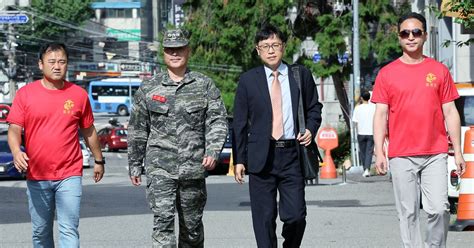 예비역 동기생들과 함께 국방부 검찰단 향하는 박정훈 대령