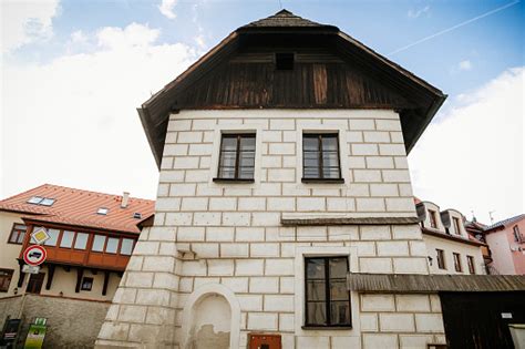 화창한 여름날에 바로크 양식과 르네상스 역사 건물이있는 좁은 중세 그림 거리 중세 마을 타보르 체코 남부 보헤미아 체코 2018년 6월 10일 0명에 대한 스톡 사진 및