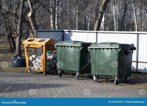 Very Large Trash Cans At Lyle Sheller Blog