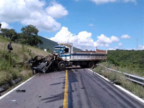 Mueren cuatro policías y un civil en accidente automovilístico en