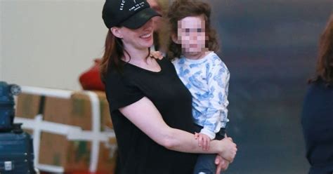 Anne Hathaway Arrive Avec Son Fils Jonathan Dans Les Bras à Laéroport