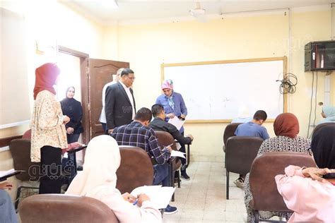 رئيس جامعة الأقصر تتابع سير امتحانات الفصل الدراسي الثاني بكلية الألسن