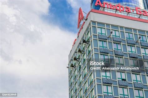 2020년 7월 26일 벨라루스 민스크 화창한 여름날 벨라루스 군대의 특수 작전 부대 병사들이 창문 사이에 고층 빌딩 의 벽을