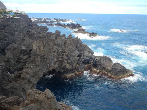 马德拉海岸与蓝海和火山岩的高清图片下载 正版图片506121274 摄图网