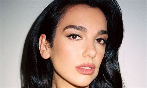 Dua Lipa Pone De Moda Nuevamente Los Portaligas Y Posa Con Sensual
