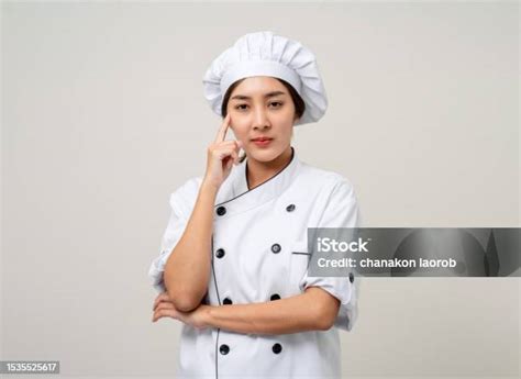 생각 메뉴 고립된 배경에 제복을 입은 젊은 아름다운 아시아 여성 요리사 요리 여자 직업 요리사 또는 제빵사 부엌 레스토랑과