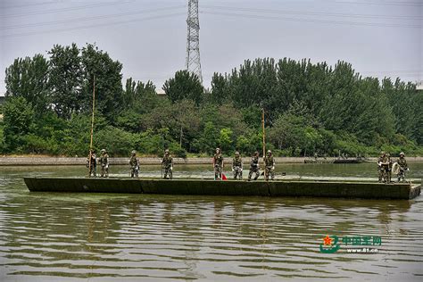 看舟桥兵如何在京杭大运河上架设浮桥军事中国网