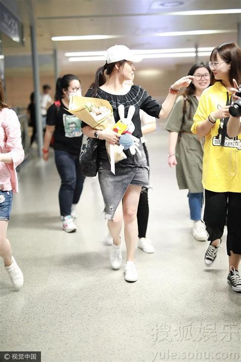 脱离微胖界？蒋欣穿短裙秀美腿呆萌可爱16 每日头条