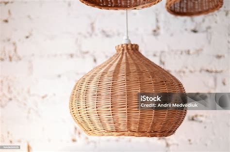 세 개의 등나무 샹들리에는 흰색 벽돌 벽 배경에 다른 형태입니다 아늑한 거실에 있는 짚 전등갓 천연 소재를 사용한 친환경