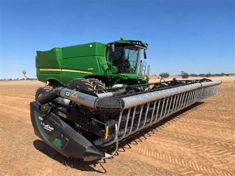 John Deere S790 Header Combine