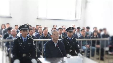 旁听伊春市原副市长侯颖达案庭审党员领导干部现场接受警示教育 区长